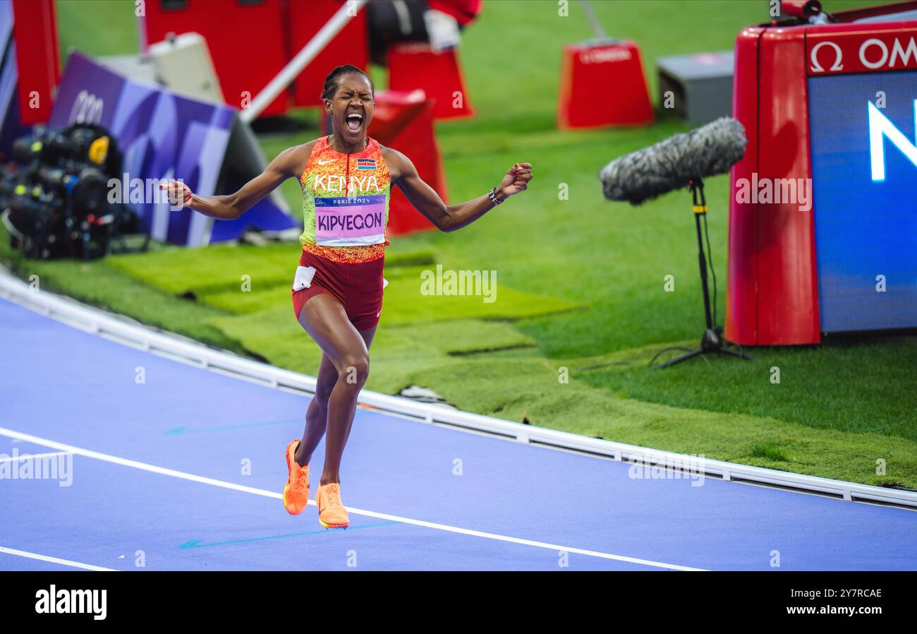 Faith Kipyegon winning in the 1500 meters at the Paris 2024 Olympic ...