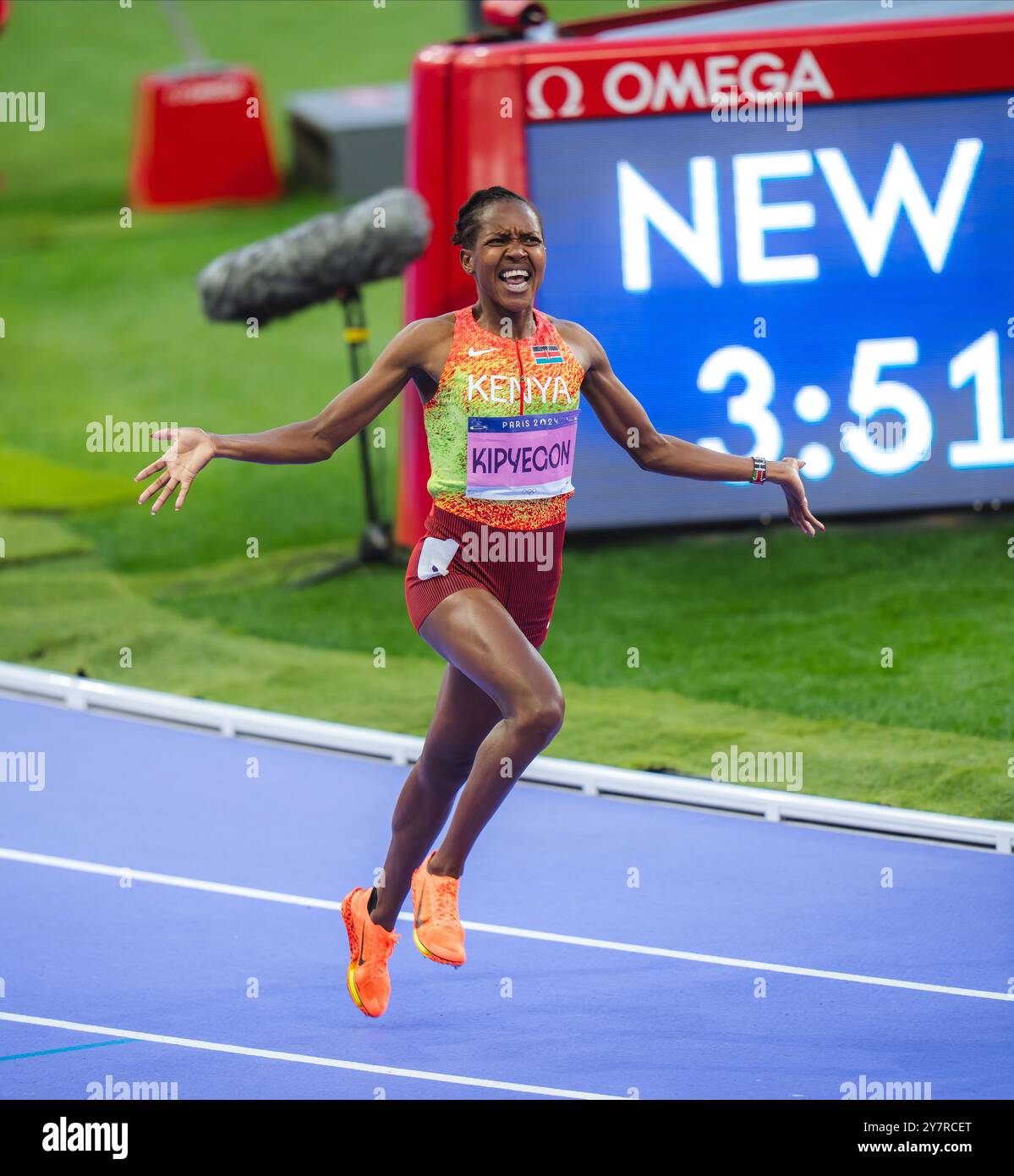 Faith Kipyegon winning in the 1500 meters at the Paris 2024 Olympic ...