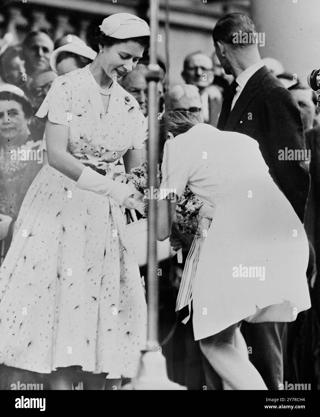 ROYAL TOUR QUEEN RECEIVES BOUQUET. 13.5.54. I.N.P. photo shows: The ...