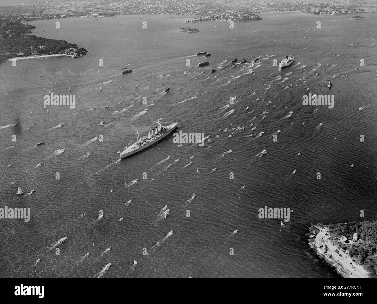 QUEEN'S AUSTRALIAN VISIT 10.2.54. 20 PHOTO SHOWS - The white wakes of ...