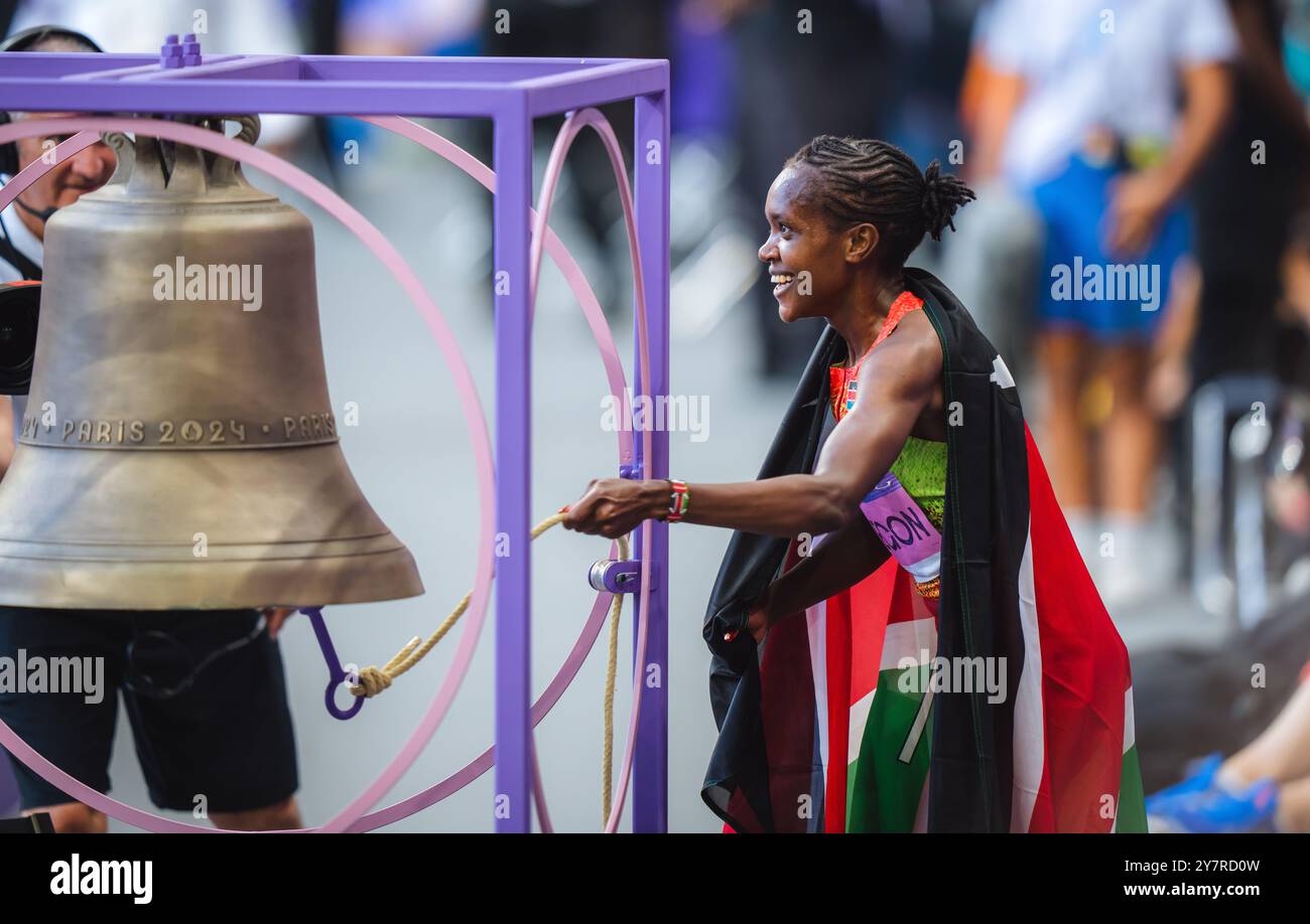 Faith Kipyegon celebrating her victory with her country's flag in the ...