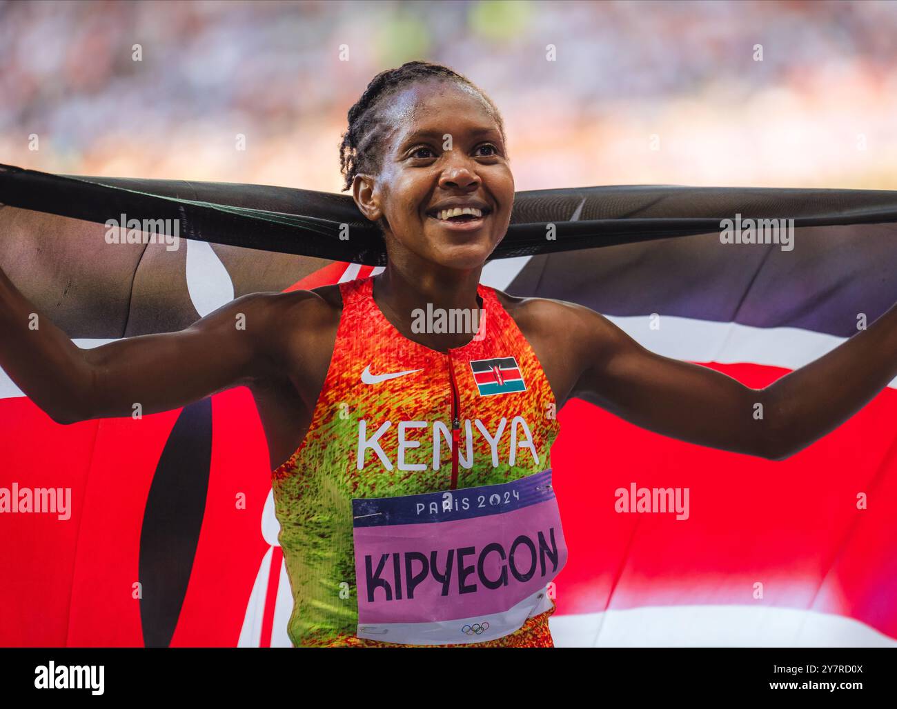Faith Kipyegon celebrating her victory with her country's flag in the ...