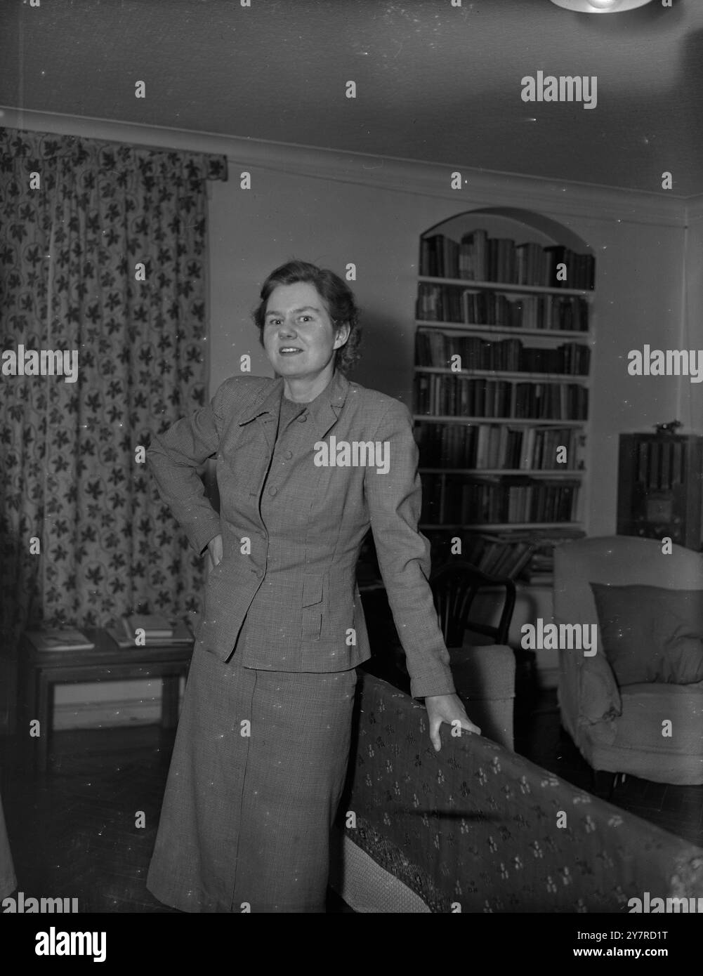 KATE FIELD TALKS WITH JOHN HVASTA AT LONDON AIRPORT ABOUT HER HUSBAND ...