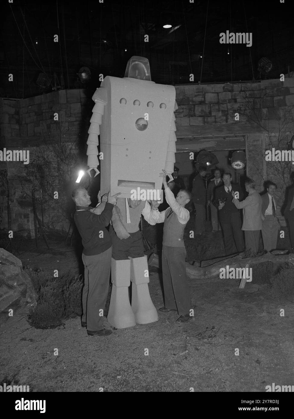 DEVIL GIRL FROM MARS. A film being made at Shepperton Studios ...