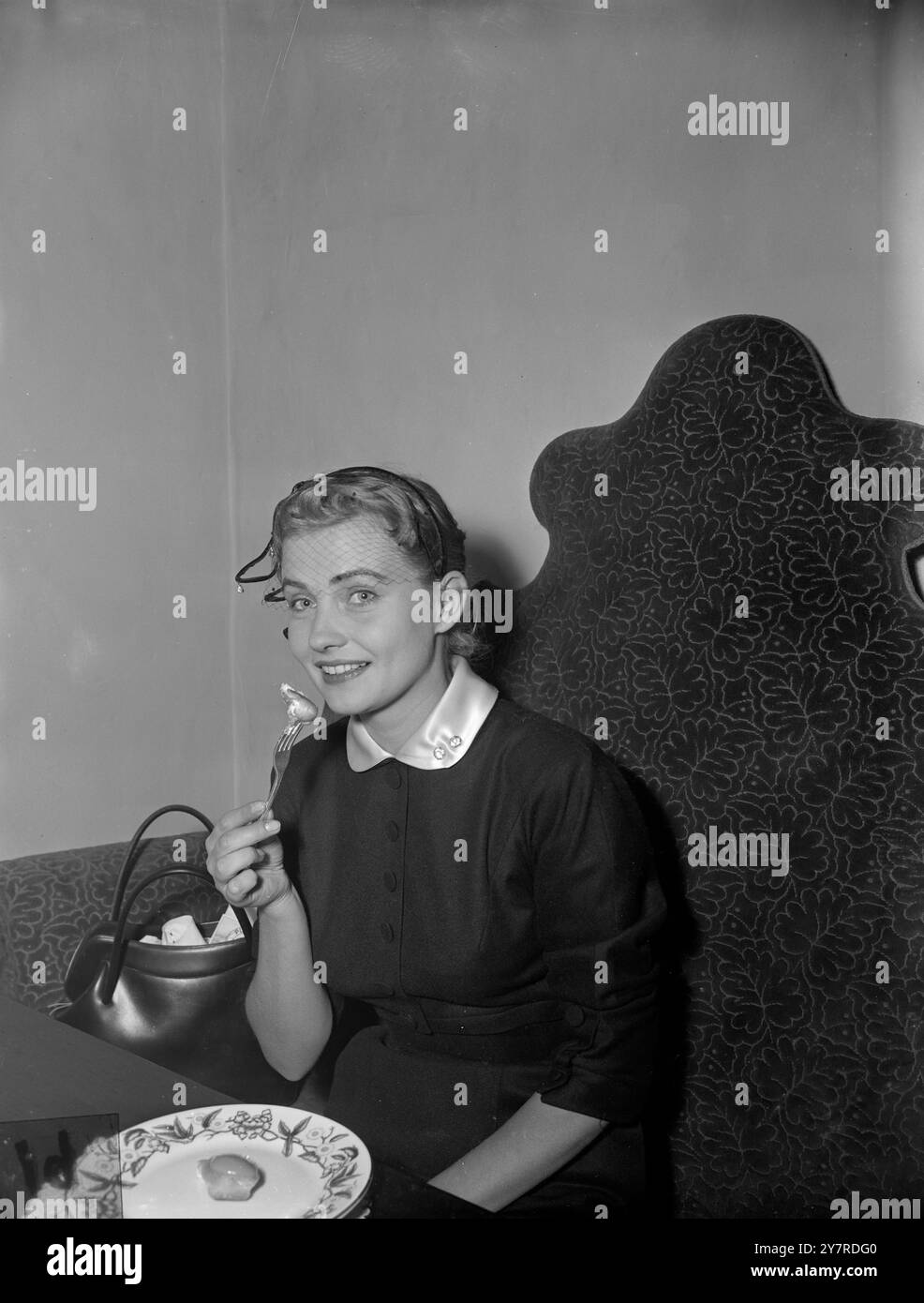 DINERS CLUB 1 FOOD TASTER' AT WORK IN LONDON HOTEL 29.1.54. Mrs Jeanne ...