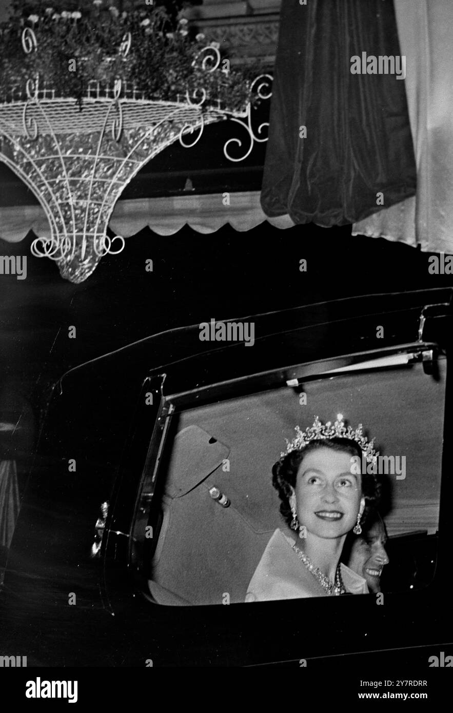 THE SMILING QUEEN. 26.1.54. I.N.P. photo shows: A happy picture showing ...