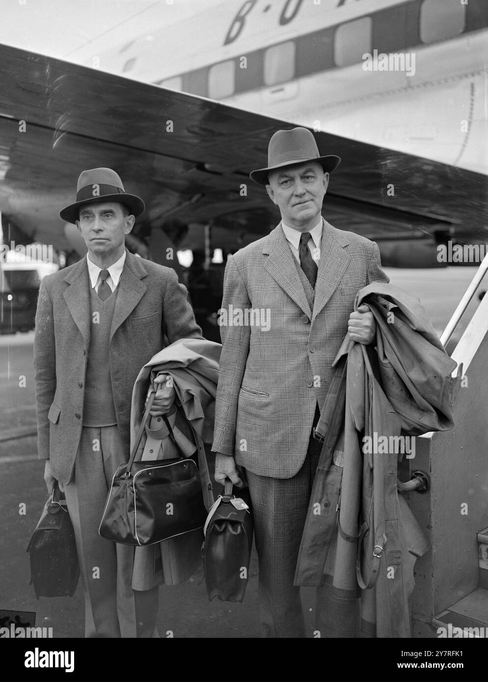 Court of inquiry officers fly to Kenya 12.12.53. An army court of ...