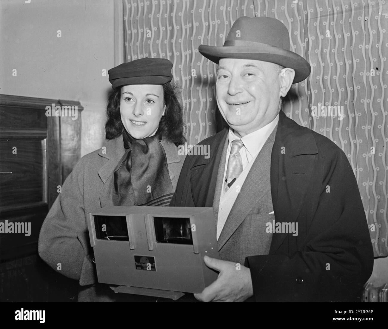 Film producer brings his 3-D adaptor 27.11.53. American film producer ...