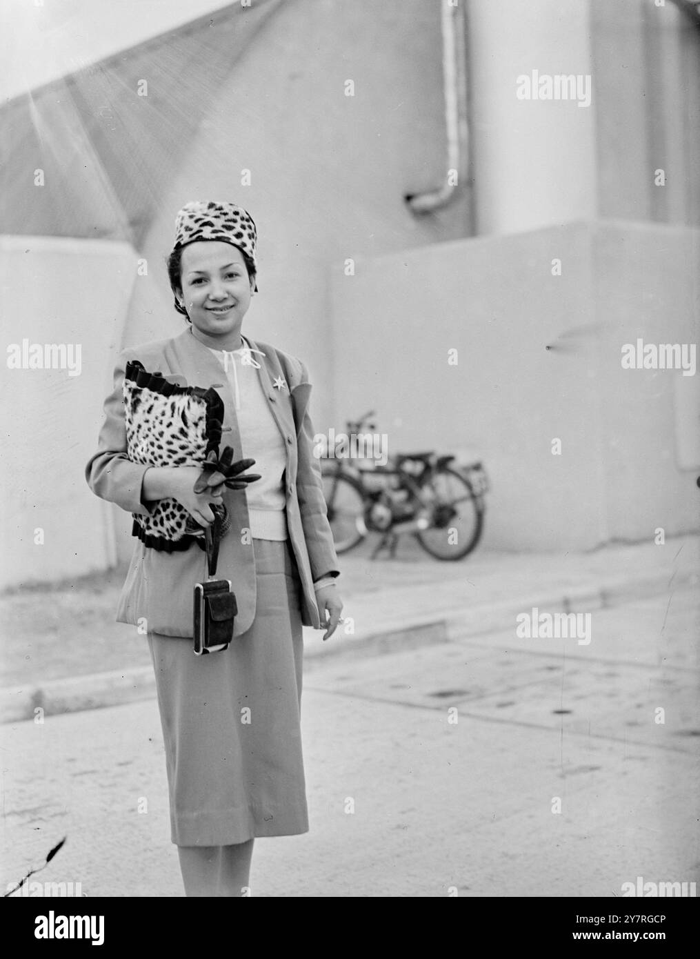 Policeman's wife flies in from Africa. On 25.11.53, I.N.P. photo shows ...