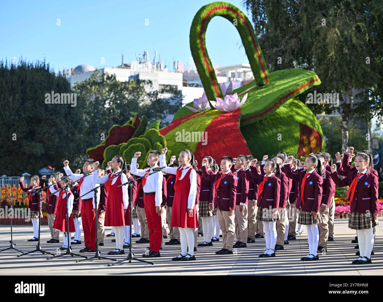 (241001) -- BEIJING, Oct. 1, 2024 (Xinhua) -- Members of the Chinese ...