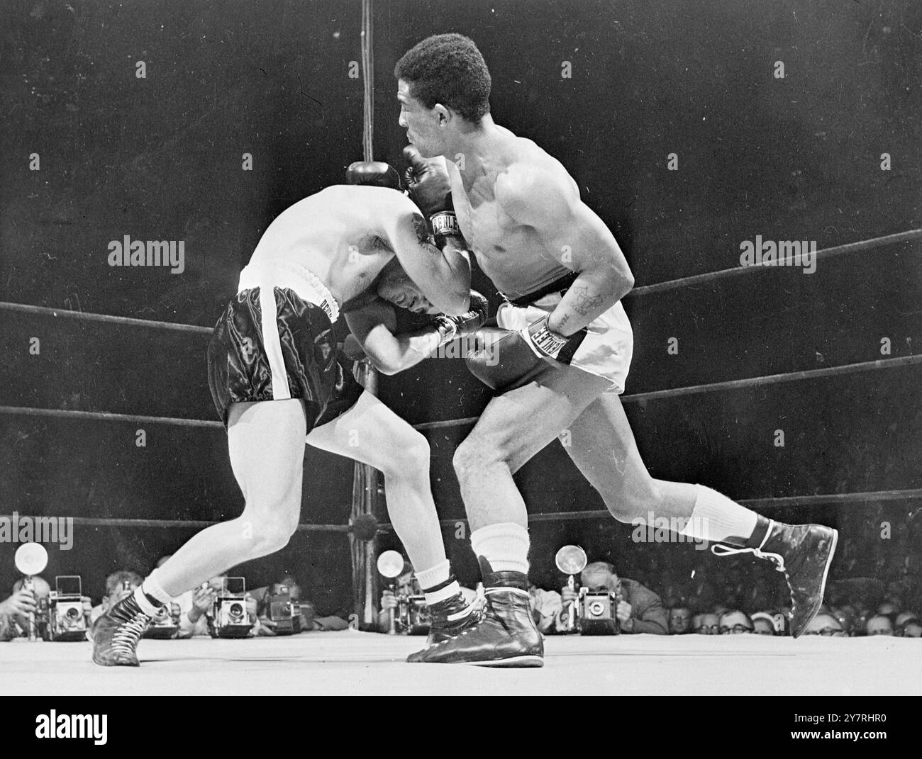 OLSON WINS WORLD MIDDLEWEIGHT TITLE ON POINTS 22.10.53. America's Carl ...