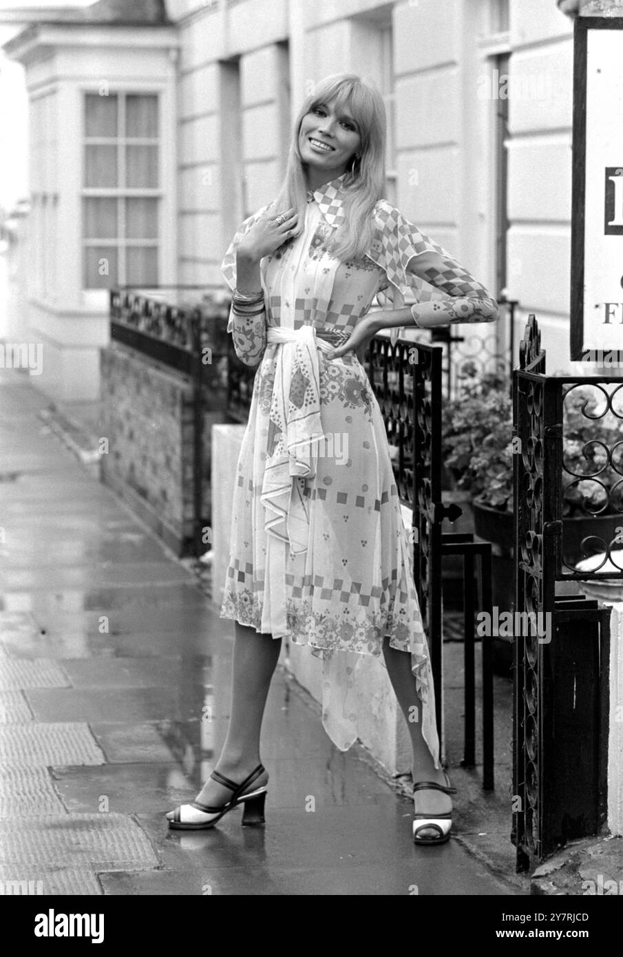 AMANDA LEAR - OSSIE CLARK / ALICE POLLOCK COLLECTION London: Amanda ...