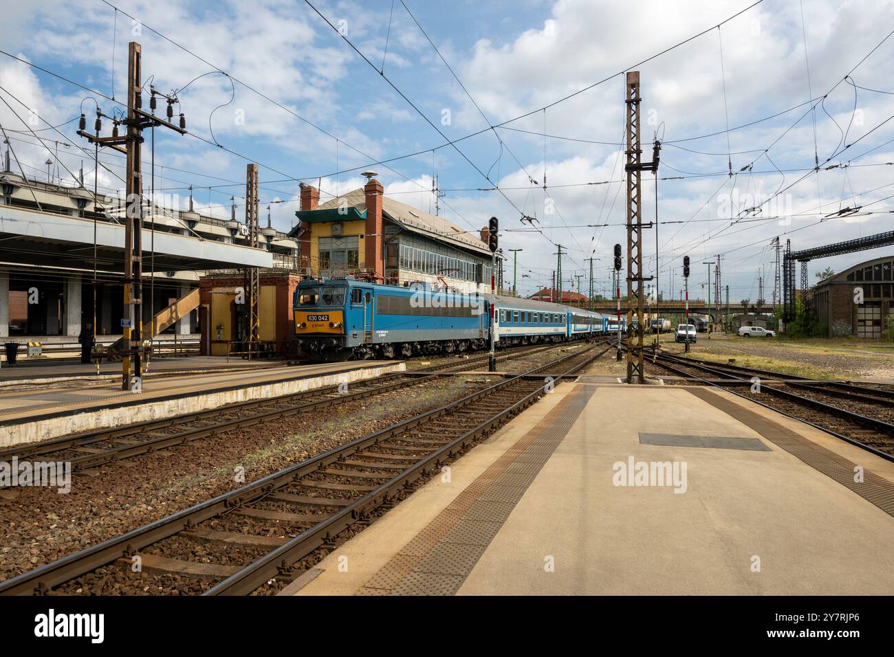 Train at Budapest Nyugati station Stock Photo - Alamy