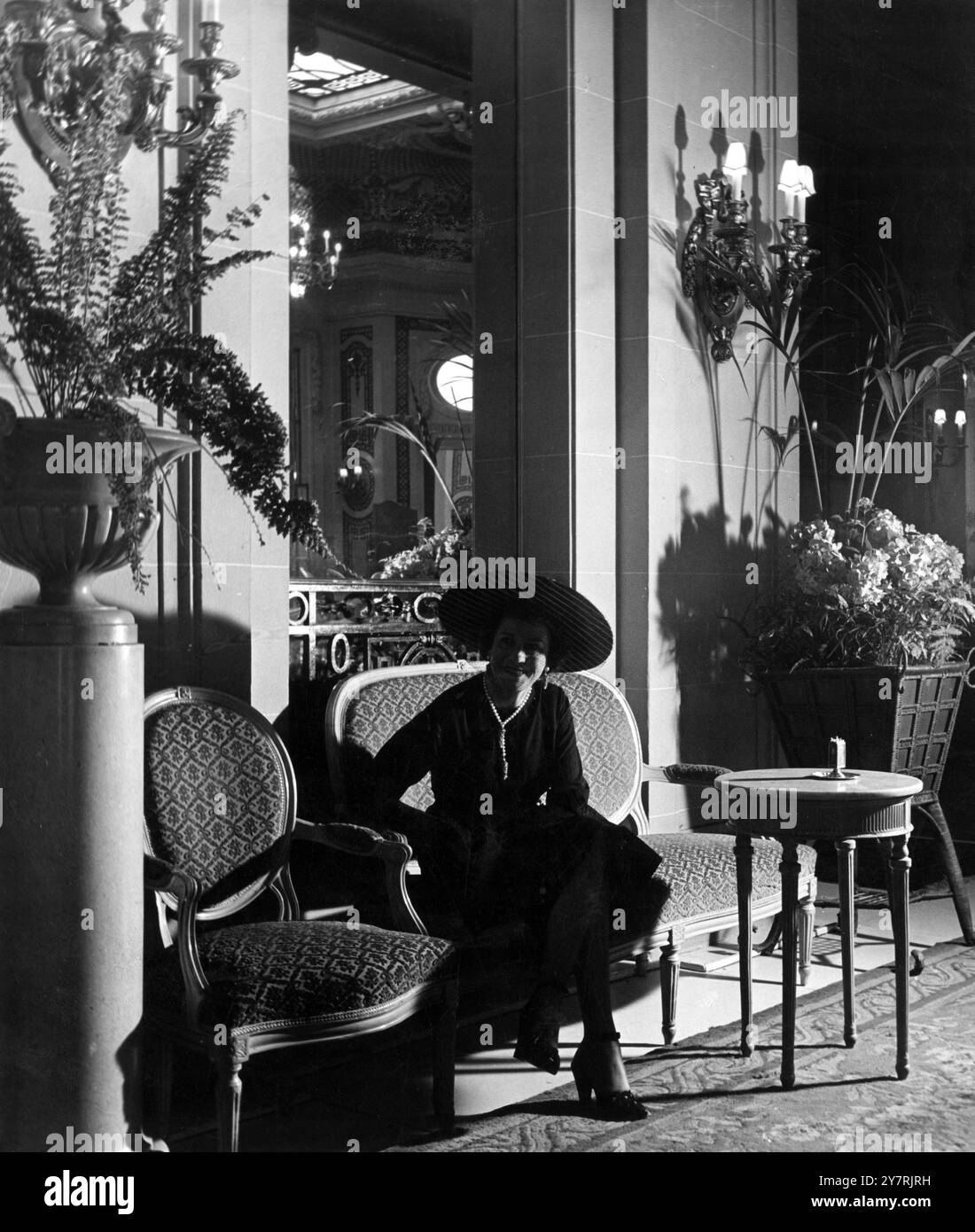 THE RITZ HOTELLondon England UK : Everyday 200,000 people pass the Ritz ...