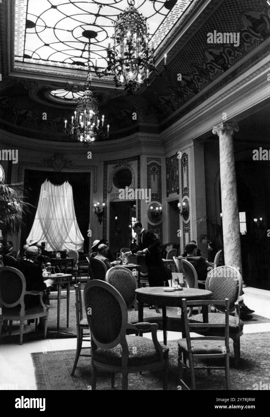 THE RITZ HOTELLondon England UK : Everyday 200,000 people pass the Ritz ...