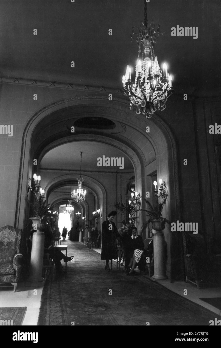 THE RITZ HOTELLondon England UK : Everyday 200,000 people pass the Ritz ...