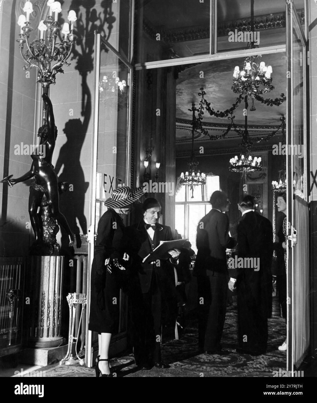 THE RITZ HOTELLondon England UK : Everyday 200,000 people pass the Ritz ...