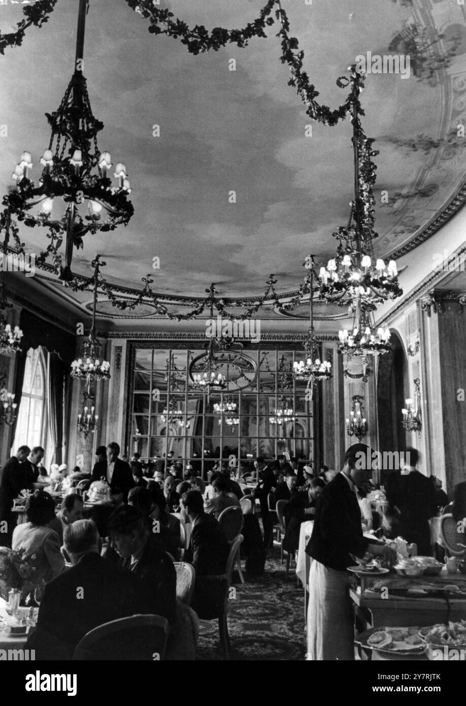 THE RITZ HOTELLondon England UK : Everyday 200,000 people pass the Ritz ...