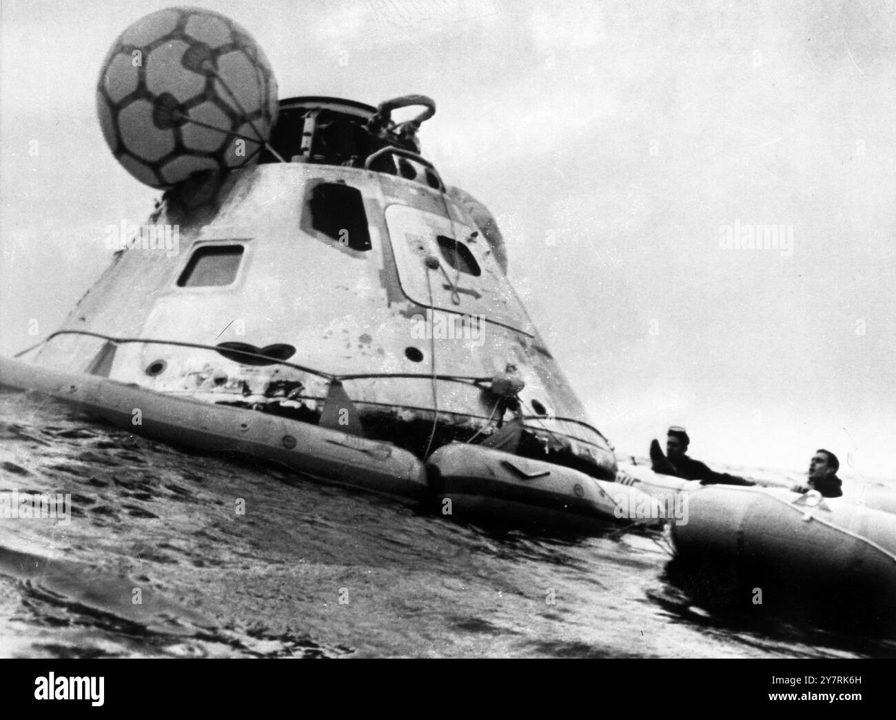 APOLLO 7 SPACECRAFTUSS Essex in the Atlantic : The Apollo 7 spacecraft ...