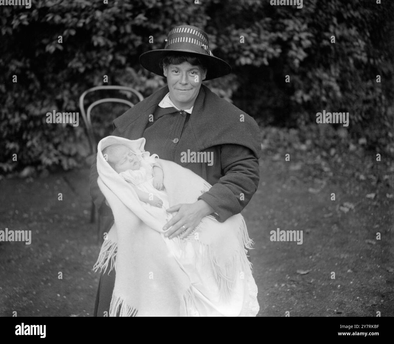 Isleworth Baby Show.Mrs Mary Hearn and her 18th child 14th August, 1921 ...
