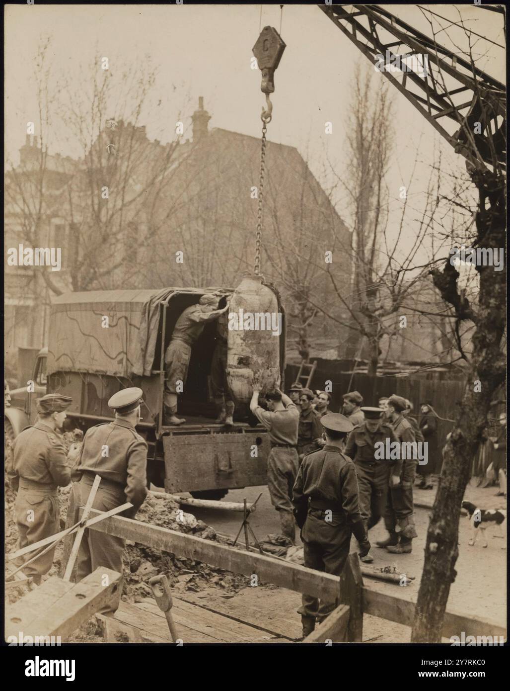 UXB - defusing unexploded bomb ( UXB ) Royal Engineers bomb disposal ...