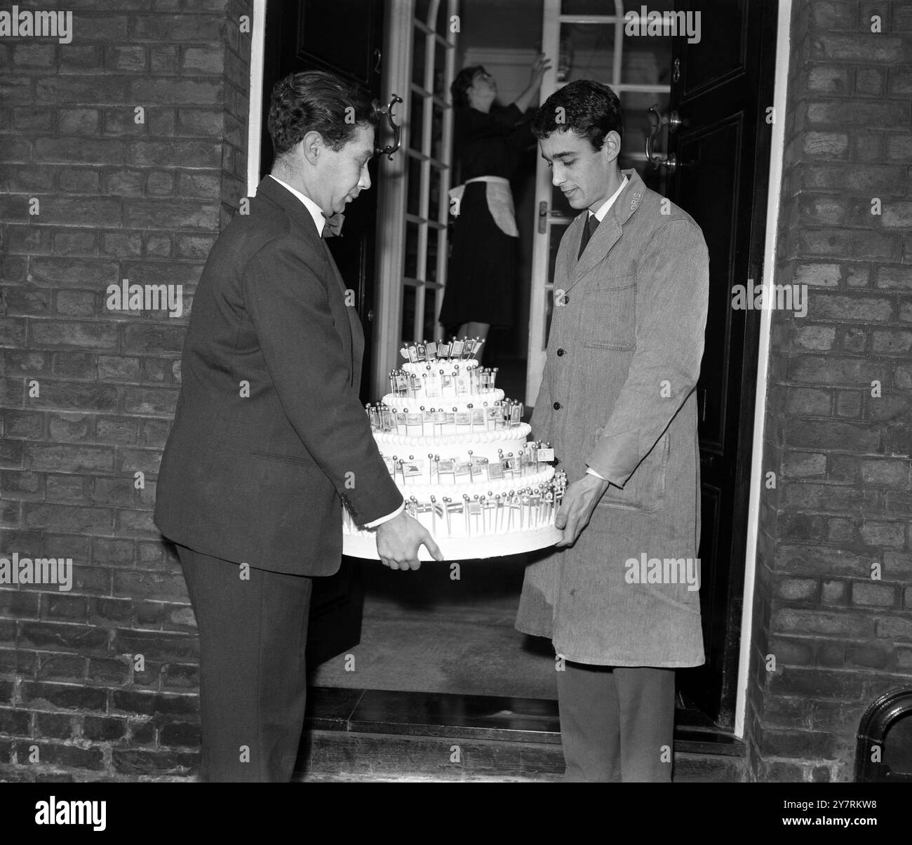 SIR WINSTON'S BIRTHDAY CAKE ARRIVES!London, England, UK : The famous ...