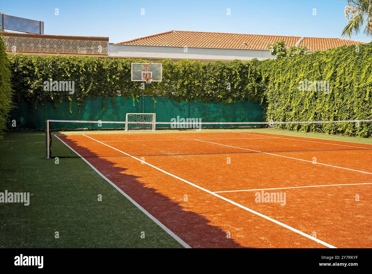 Tennis court fence street hi-res stock photography and images - Alamy