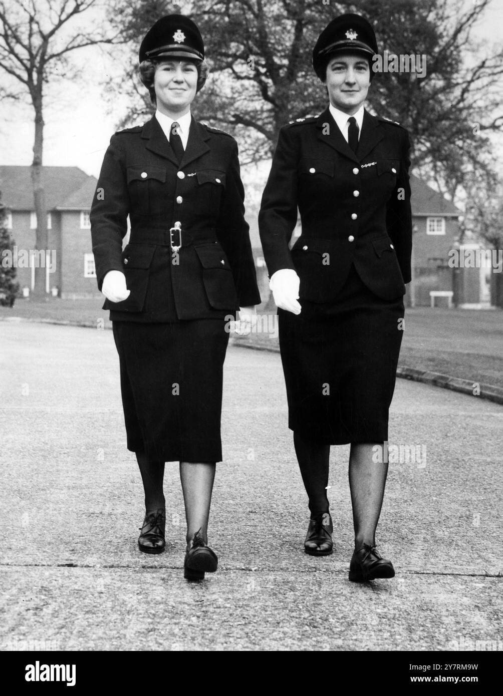 NEW UNIFORMS FOR GRAVESEND POLICE WOMEN W/PC Margaret Shoobridge (left ...