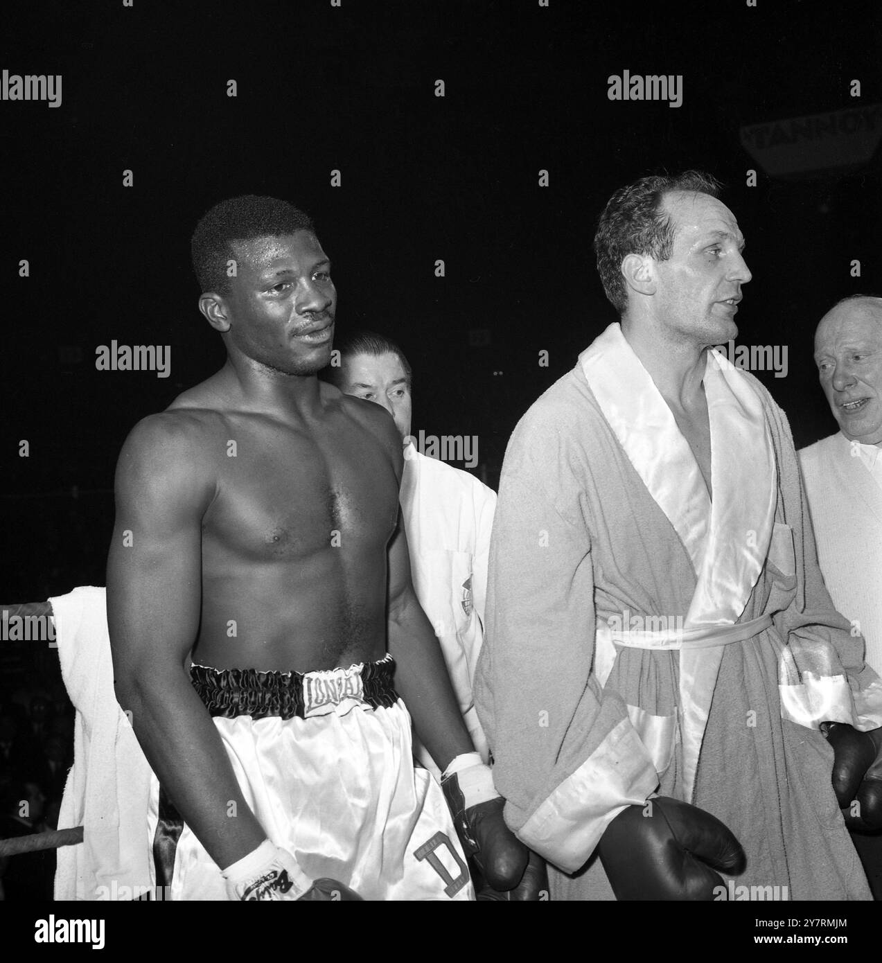 VICTOR AND VANQUISHEDLondon, England, UK : Britain's Henry Cooper ...