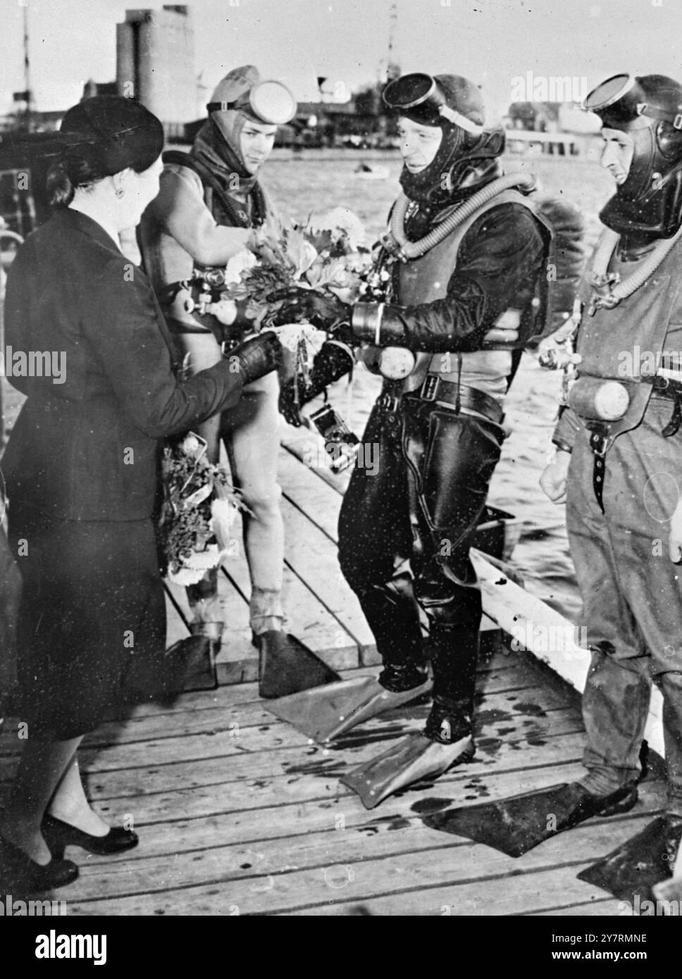 UNDERWATER SWIM FROM DENMARK TO SWEDEN 6.10.53. Three Danish frogmen ...