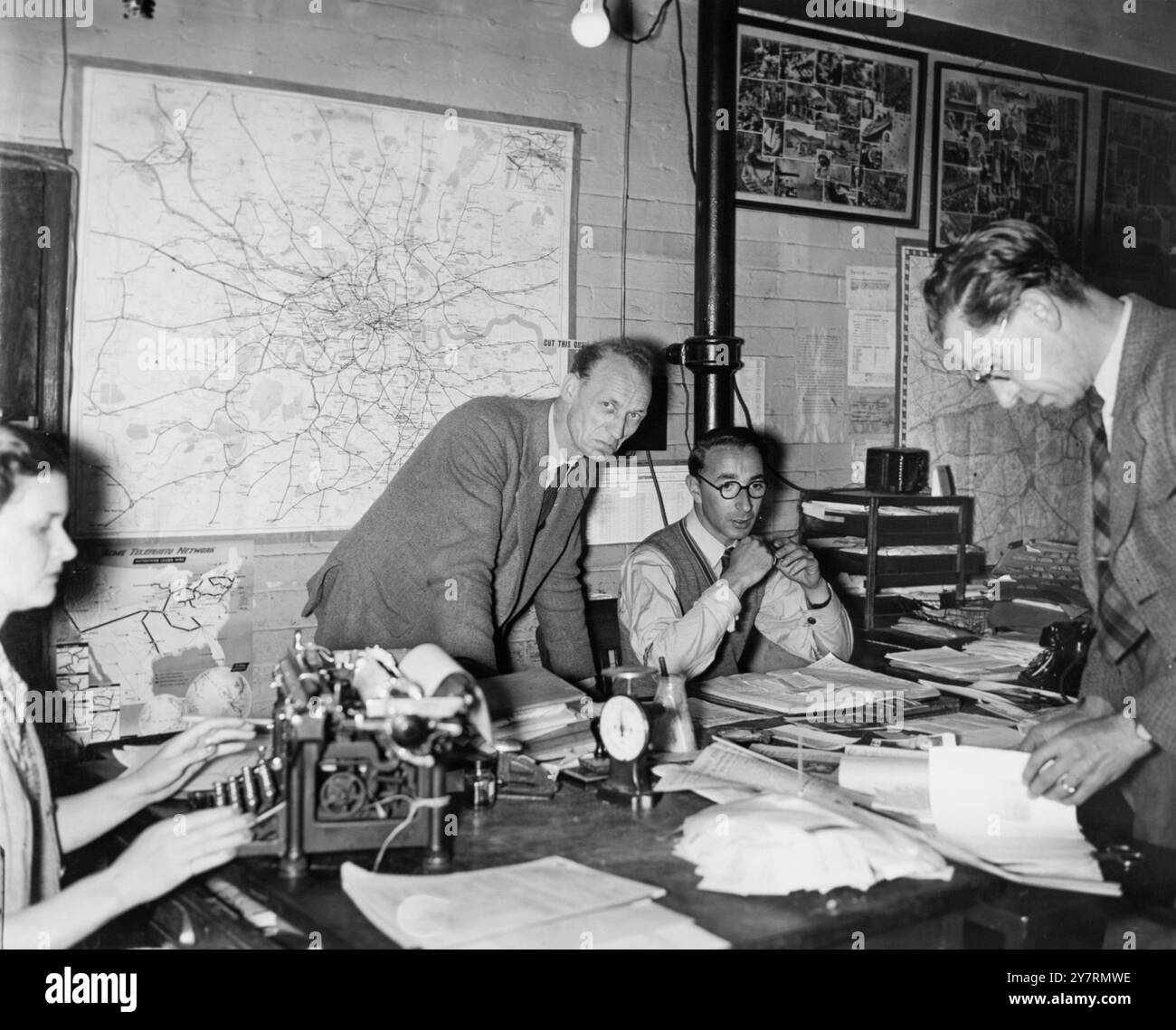 Planet News office - Staff at work in the newsroom - Fleet Street ...