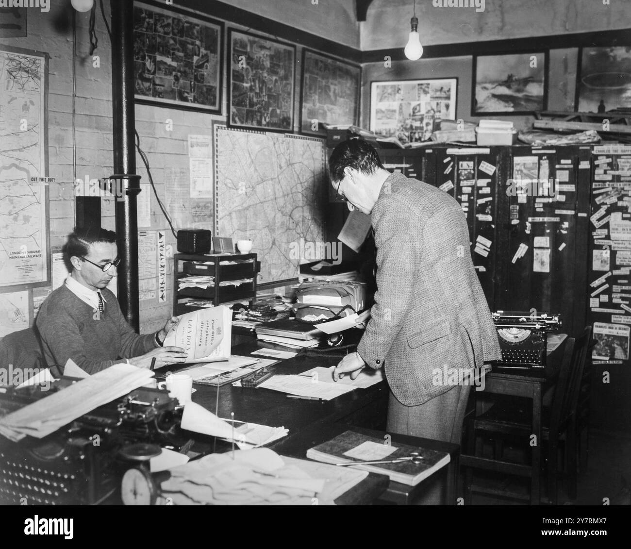 Journalist busy newsroom hi-res stock photography and images - Alamy