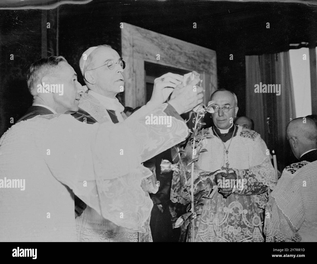 THE POPE SENDS A GOLDEN ROSE TO INDIA 3.9.53. His Holiness Pope Pius ...