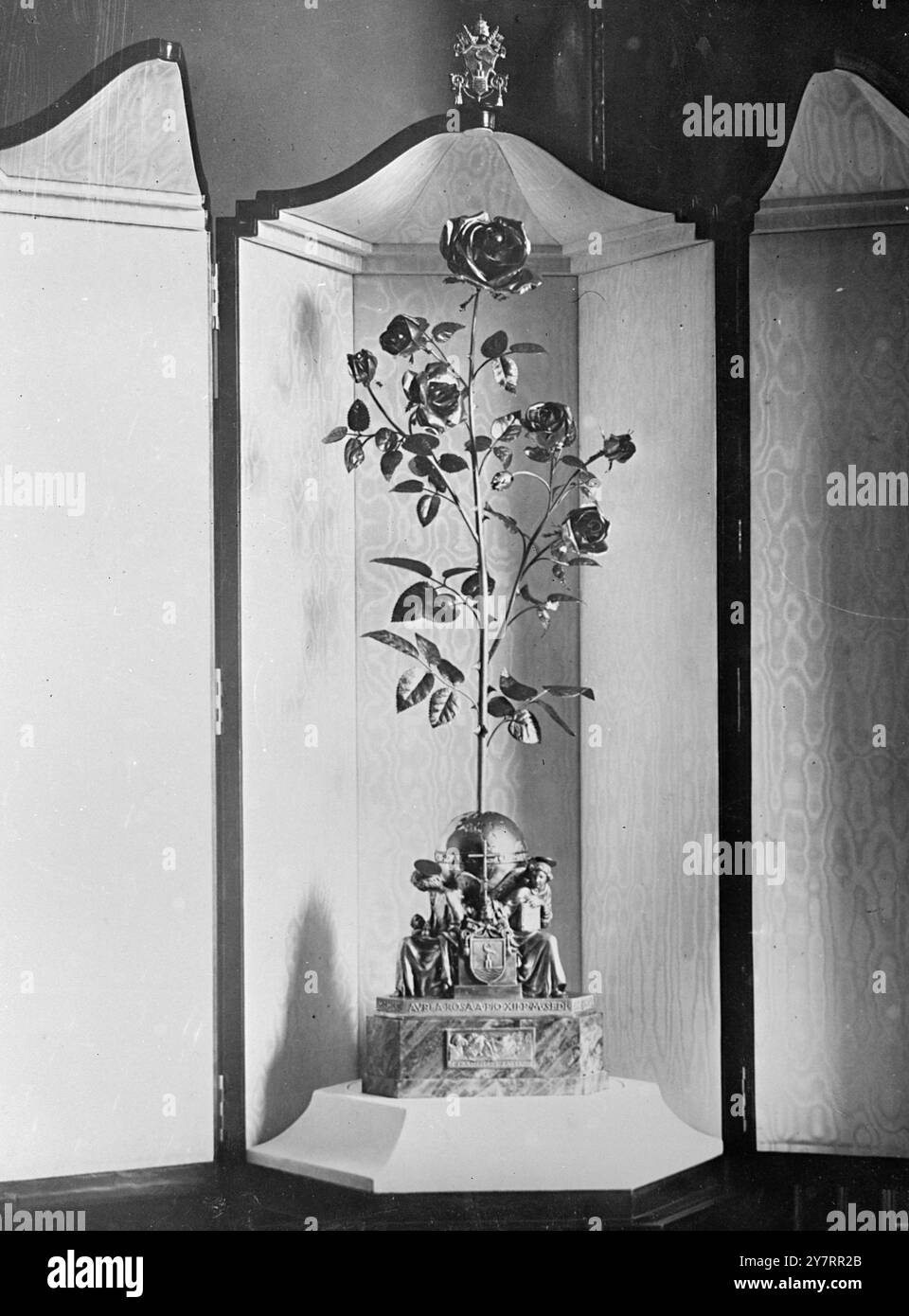 THE POPE SENDS A GOLDEN ROSE TO INDIA - 3.9.53. - His Holiness Pope ...