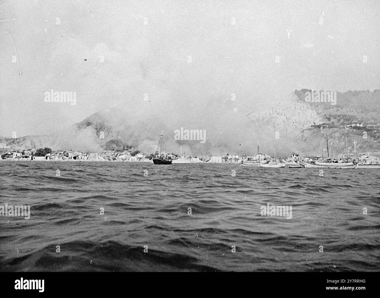 GREEK EARTHQUAKE. - 32 - I6.8.53. - I.N.P. PHOTO SHOWS. - The burning ...