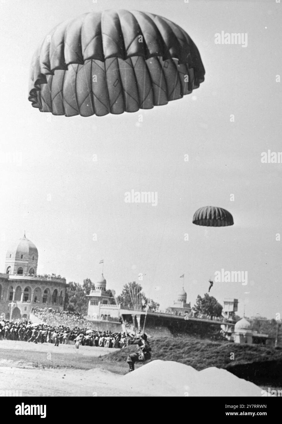 Parachute 1950s 1950 hi-res stock photography and images - Alamy