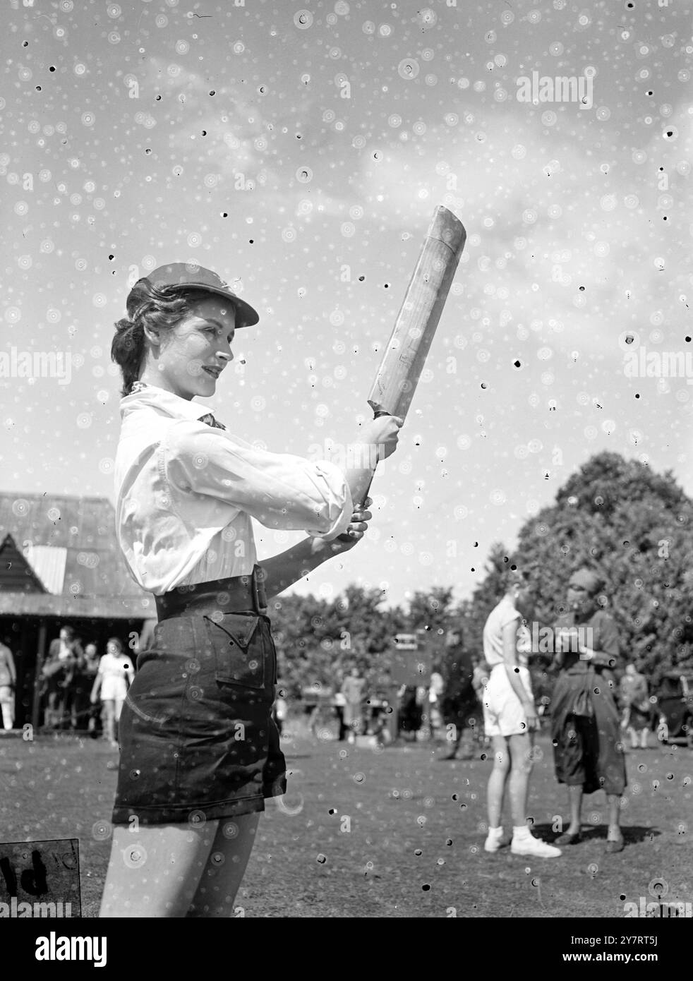 CRICKET WOMEN - MODELS TRYING THEIR LUCK - 53/07/26 Stock Photo - Alamy