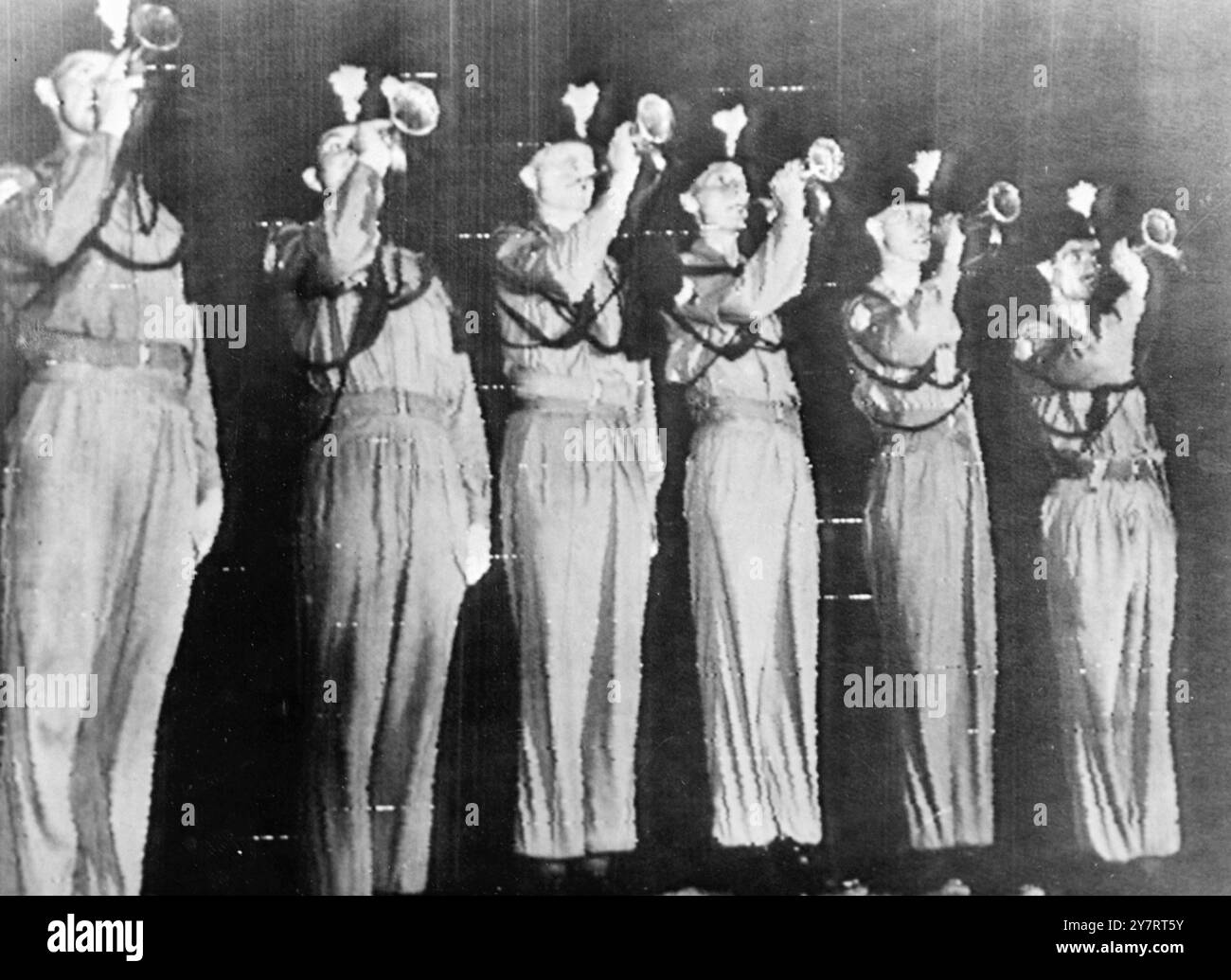 BRITISH ARMY - BUGLAR SOUNDING CEASEFIRE AFTER PEACE TREATY - 53/07/28 ...