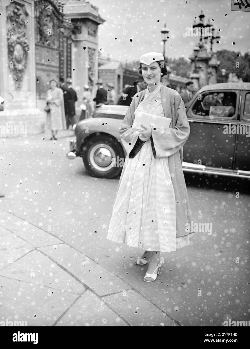 ARRIVING FOR BUCKINGHAM PALACE GARDEN PARTY TODAYPhoto shows Mrs Maryse ...