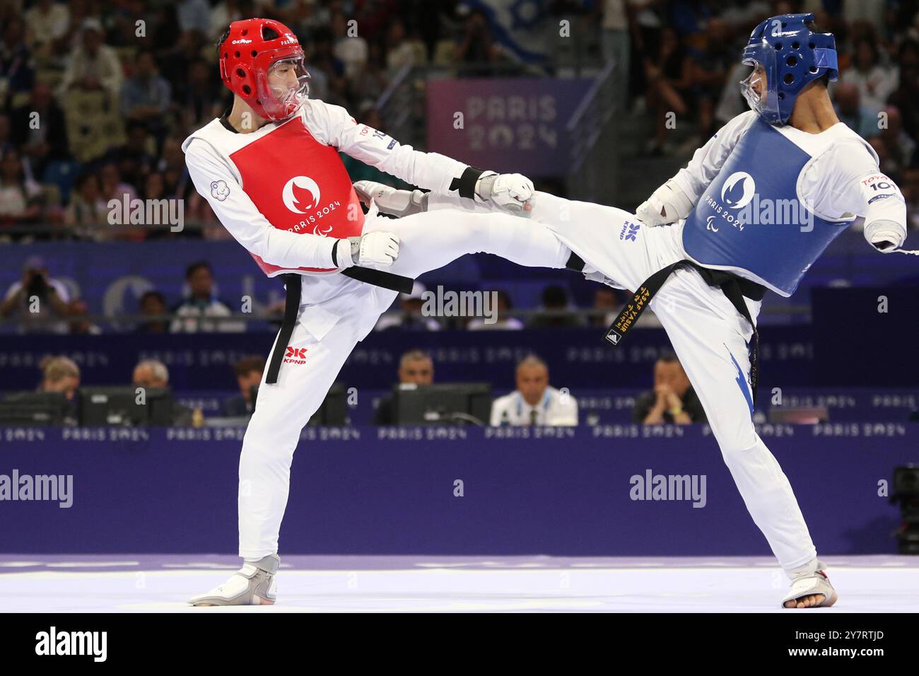 Asaf YASUR of Israel (blue) vs XIAO Xiang Wen of Chinese Taipei (red ...