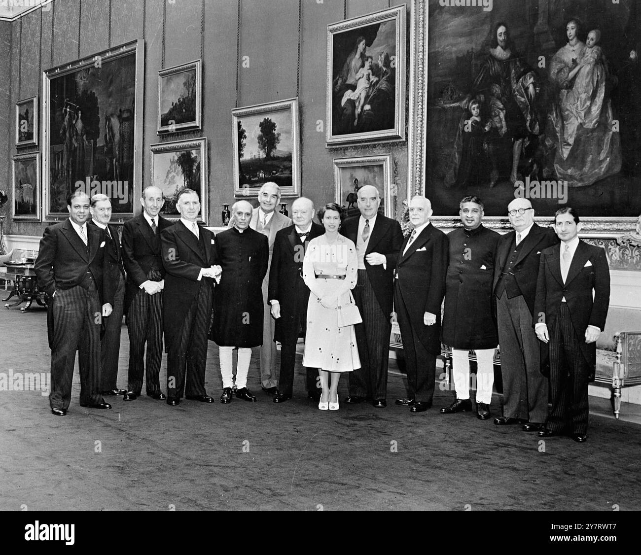 Queen With Commonwealth Premiers . Queen Elizabeth II pictured with Sir ...