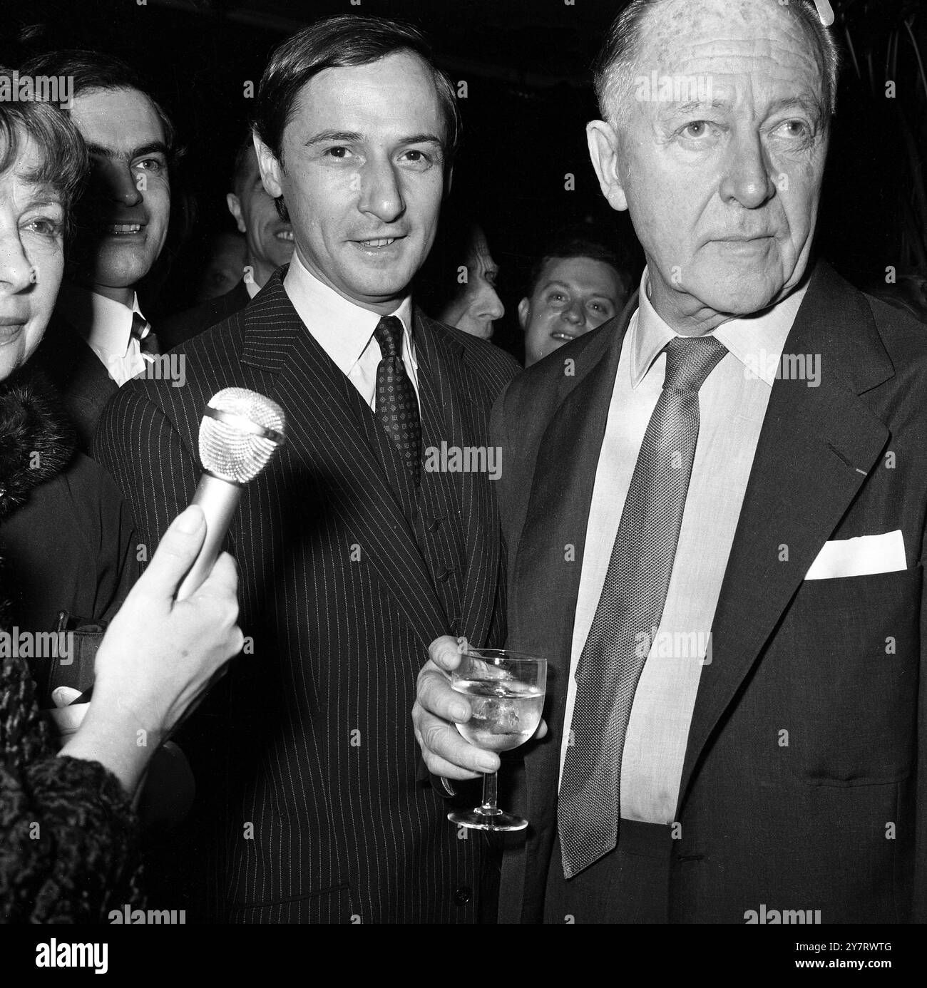 Girls 1960s fashion hi-res stock photography and images - Alamy