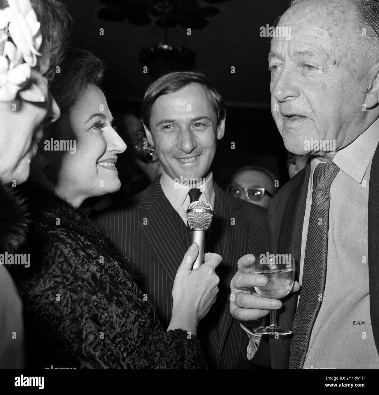 Girls 1960s fashion hi-res stock photography and images - Alamy