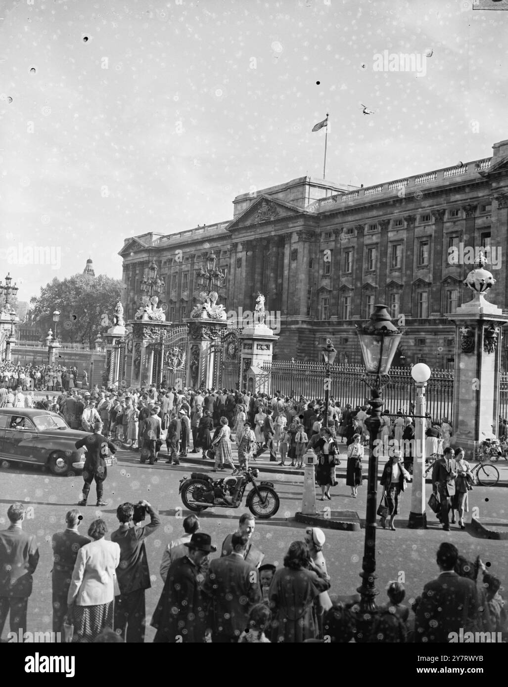 DUKE MAKES RETURN FLIGHT IN HELICOPTER TO AND FROM BUCKINGHAM PALACE ...