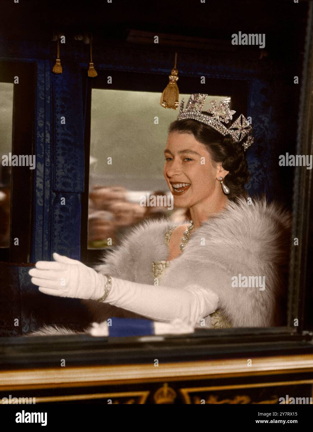 4 November 1952 London: Queen Elizabeth waves with her left hand to the ...