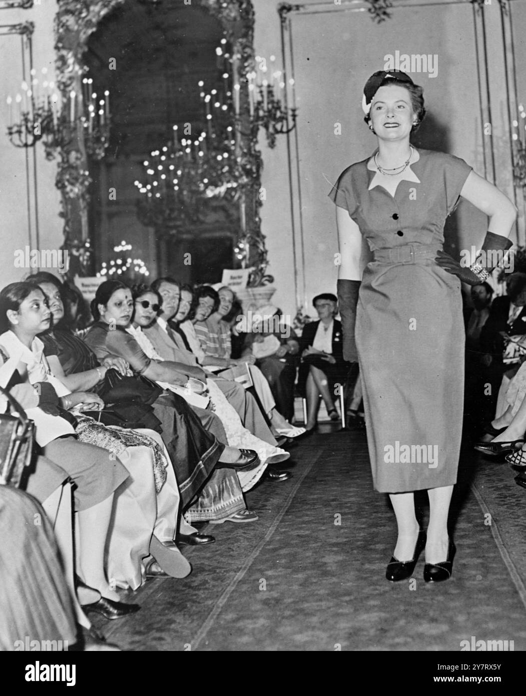 MANNEQUINS - PARADE FOR COMMERCE CHAMBER LADIES - 53/05/20 Stock Photo ...
