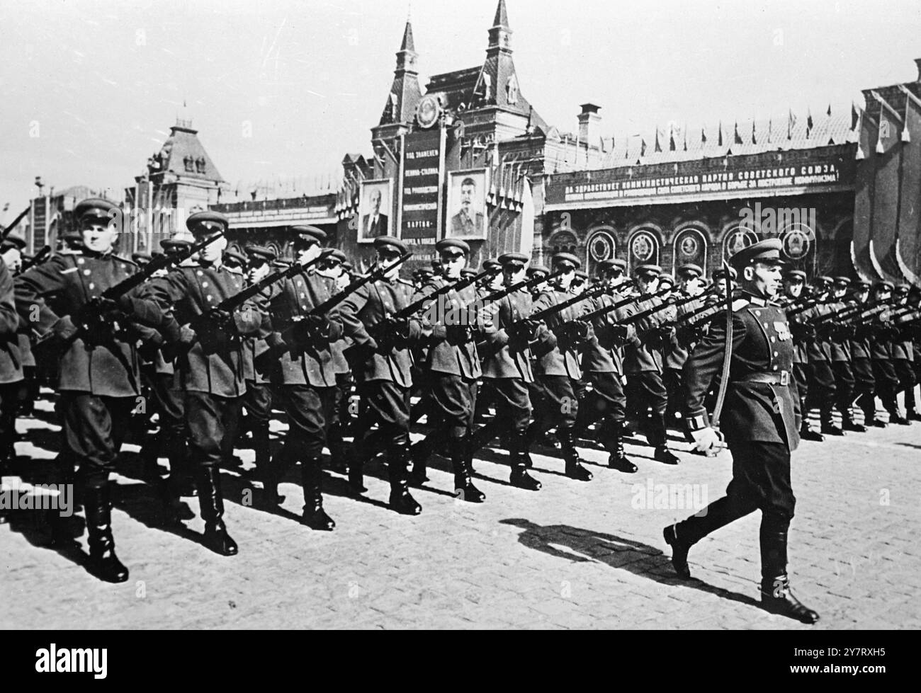 1950s soldiers marching in square hi-res stock photography and images ...