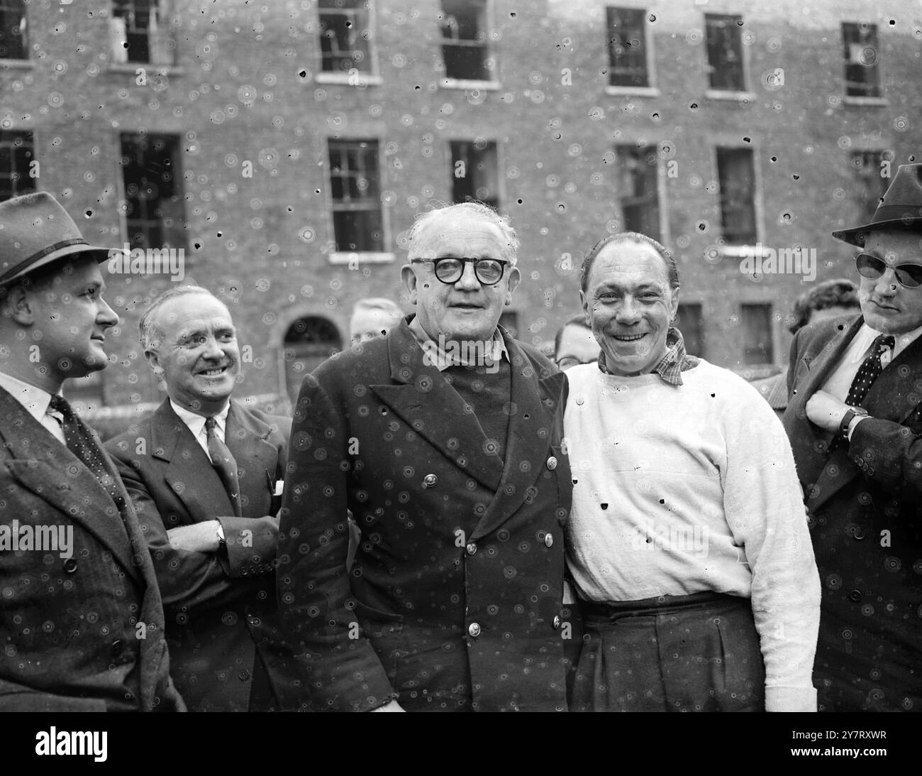 THEY FLEW UNDER THAMES BRIDGES - 5.5.53. - 14 - Thousands of Londoners ...