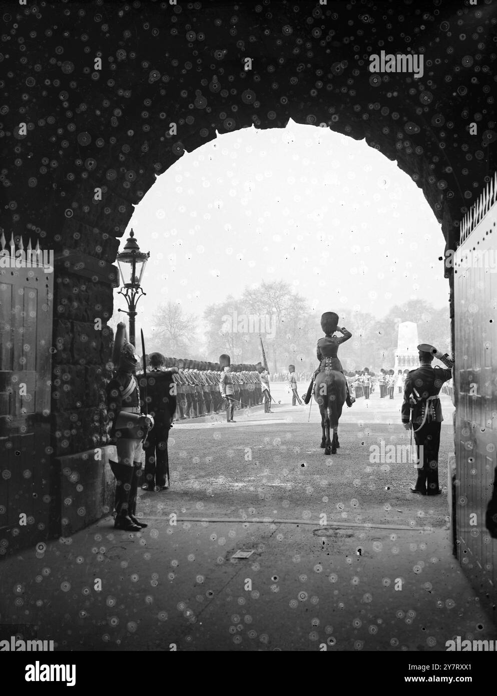 GUARDS - QUEENS GUARDS AT HORSE GUARD PARADE - 53/05/05 Stock Photo - Alamy