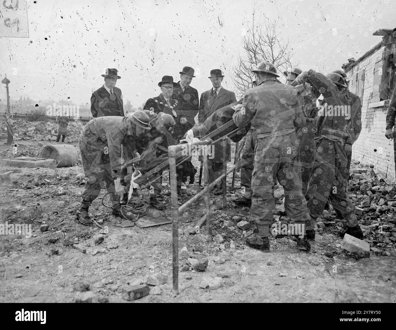 ARMY & RAF - DEMONSTRATING CIVIL DEFENCE WORK IN EPSOM Stock Photo - Alamy